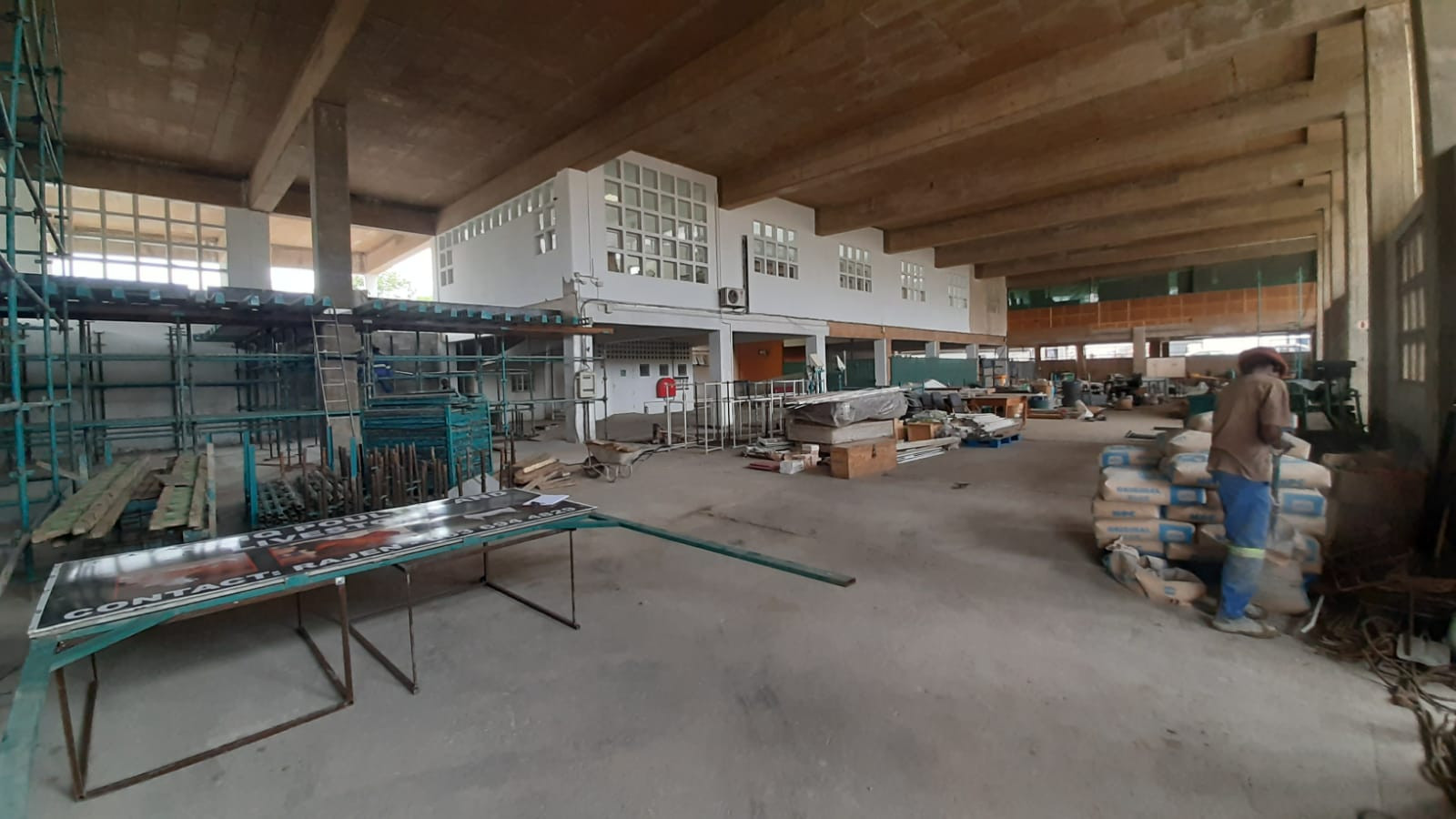 ± 3 500 m² Industrial Property with Triple Volume Warehouse/Factories