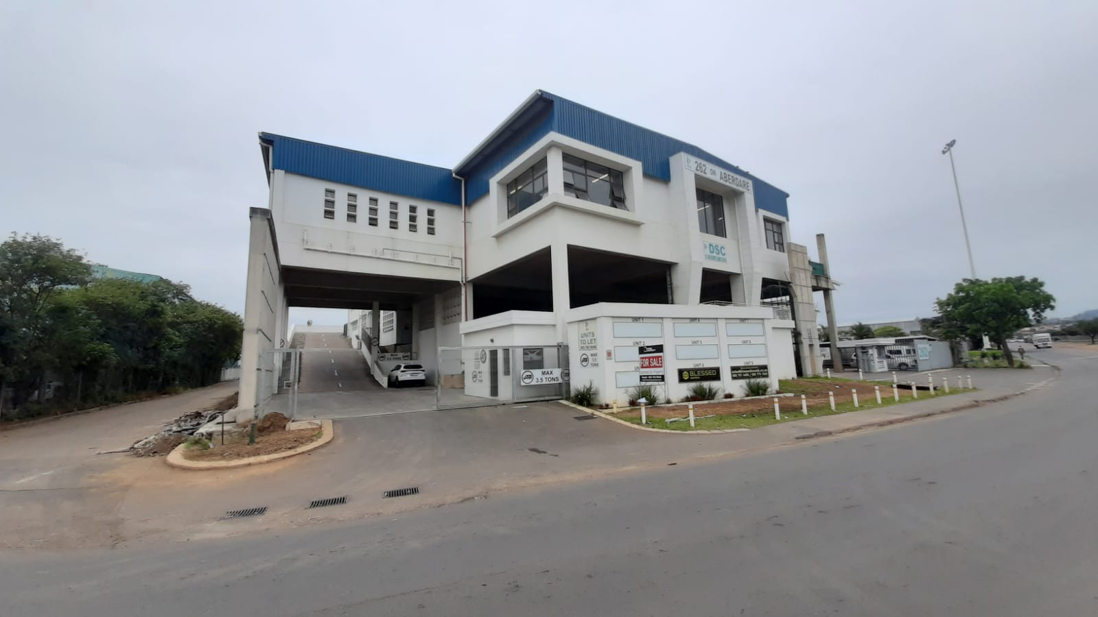 ± 3 500 m² Industrial Property with Triple Volume Warehouse/Factories