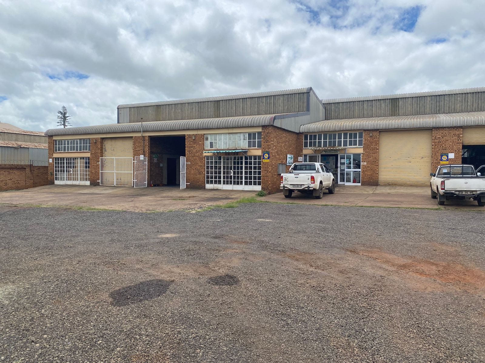 Industrial Building with 4 Mini-Workshops